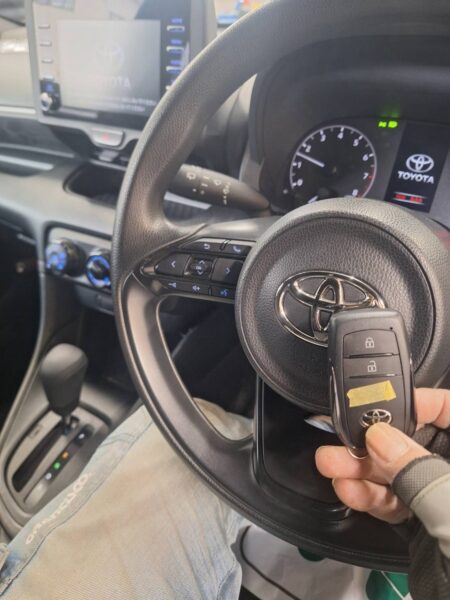 【TOYOTA ヤリス（令和4年式）】スマートキー追加登録｜スペアキー作成・即日対応可能【石川県金沢市】出張専用鍵屋キートラスト🔑 - 金沢市 ...